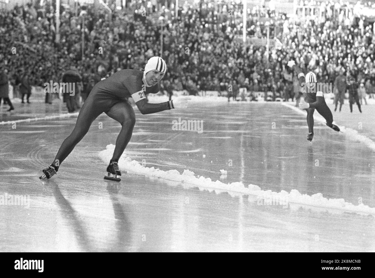 Oslo 19760125. Em at skating Bislett 1976. Sten Stensen (t.v.) in action with Amund Sjøbrend ...