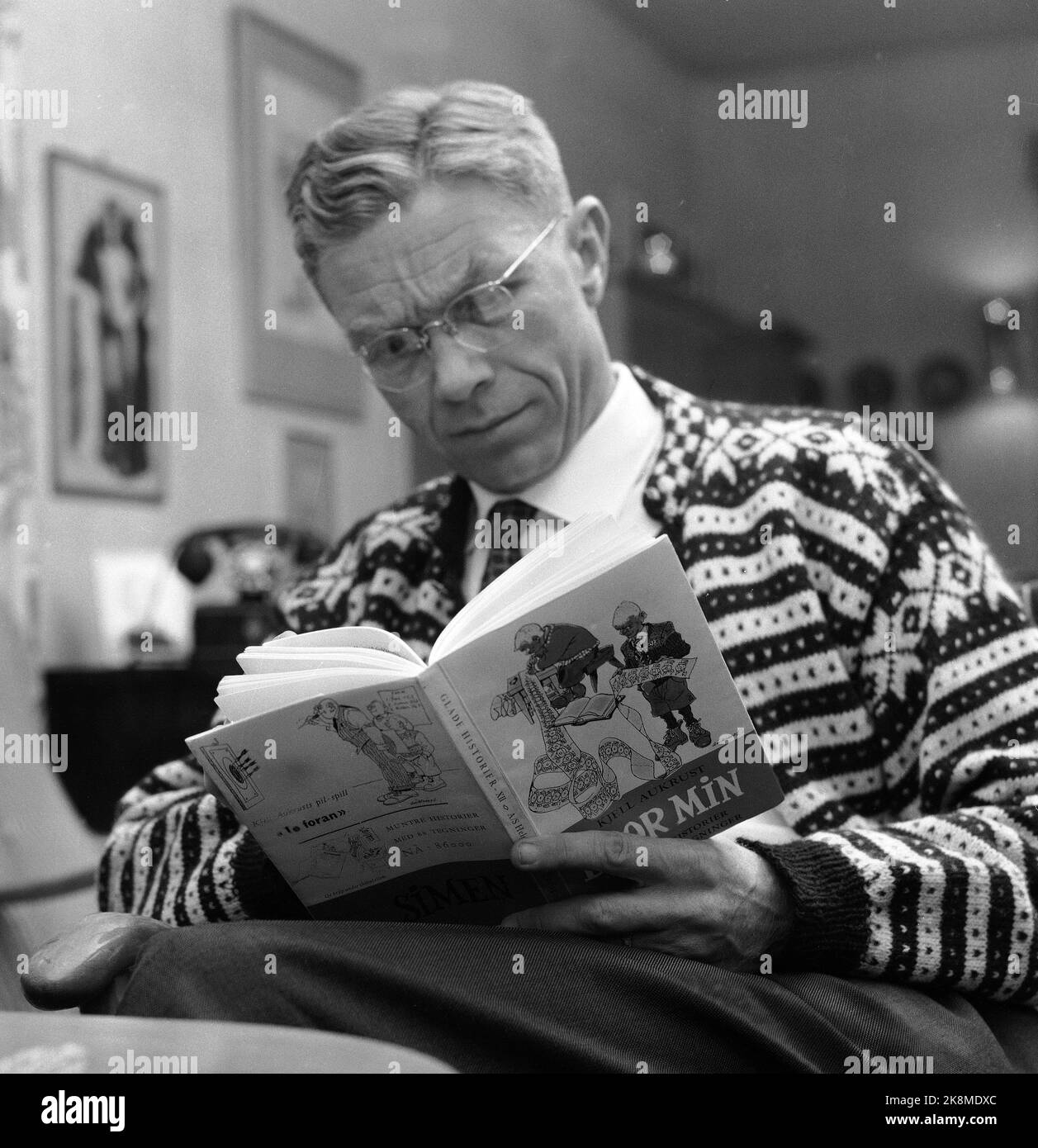 Odd aukrust reads about himself hi-res stock photography and images - Alamy