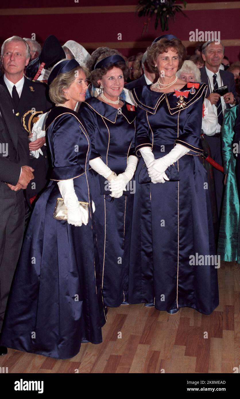 Terje bendiksby pool company attire royal court dresses blue hi-res stock photography and images ...