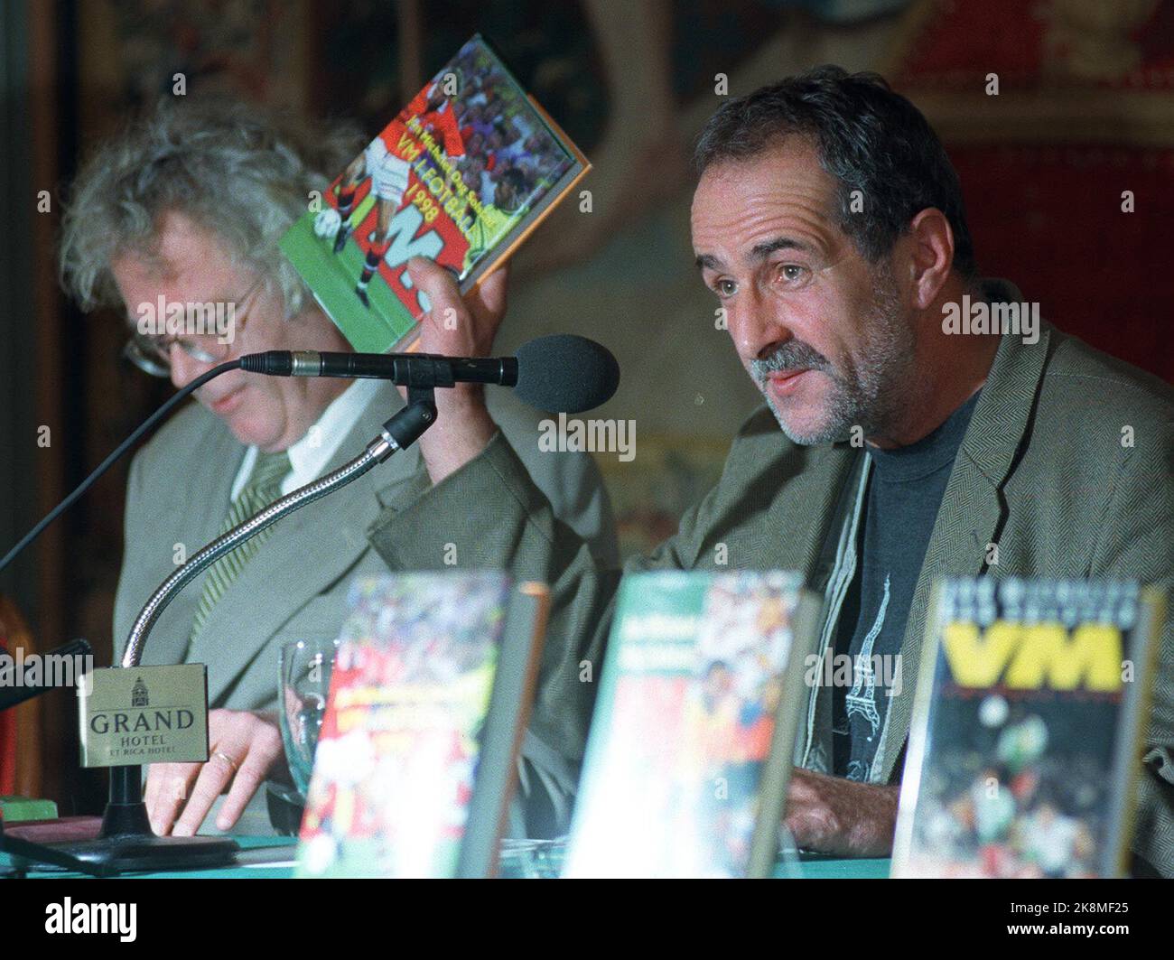 Oslo 19981029: The authors Dag Solstad (t.v.) and Jon Michelet present ...