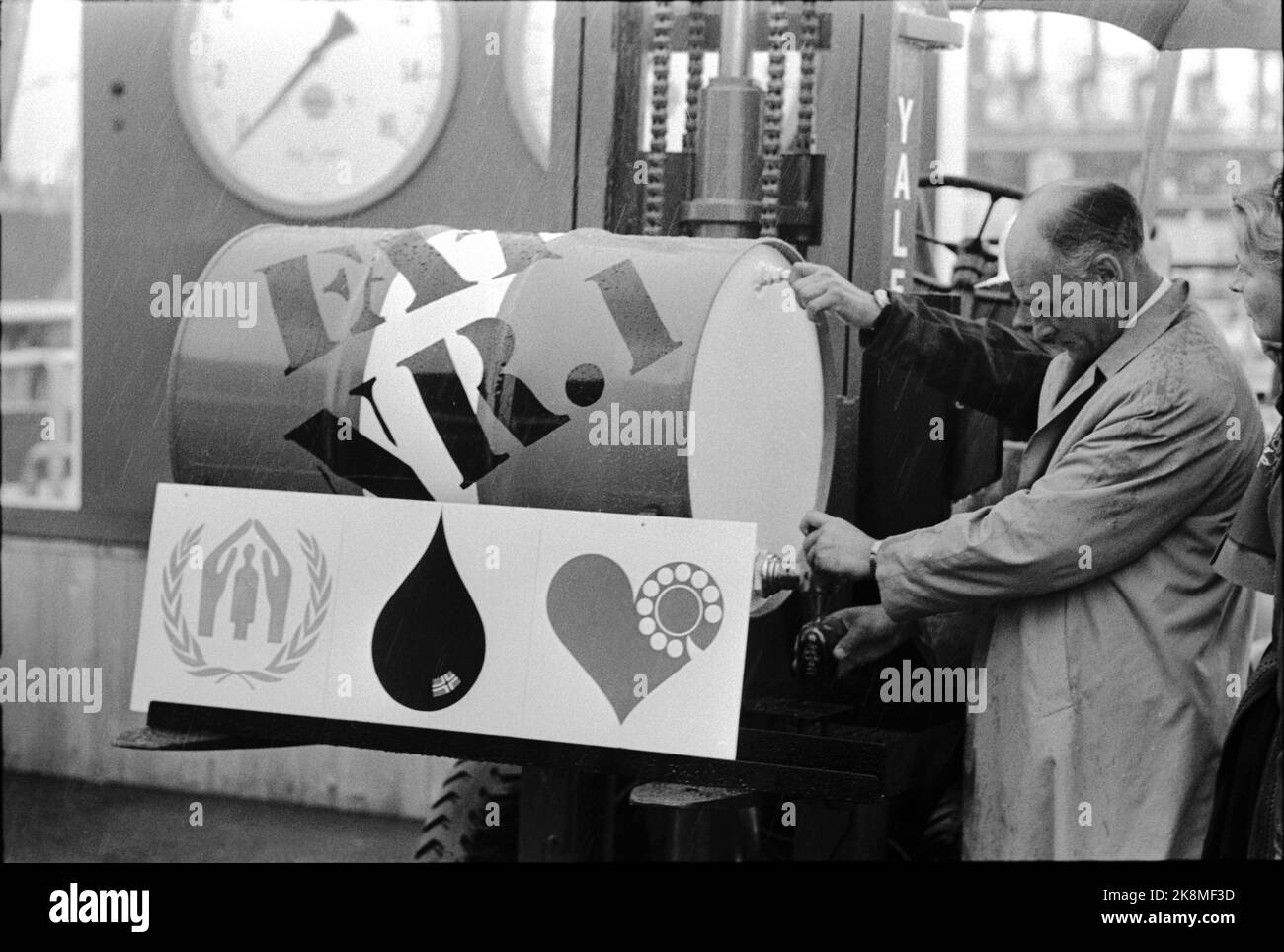 Sola 19710804 The first Norwegian raw oil comes to the Shell refinery ...