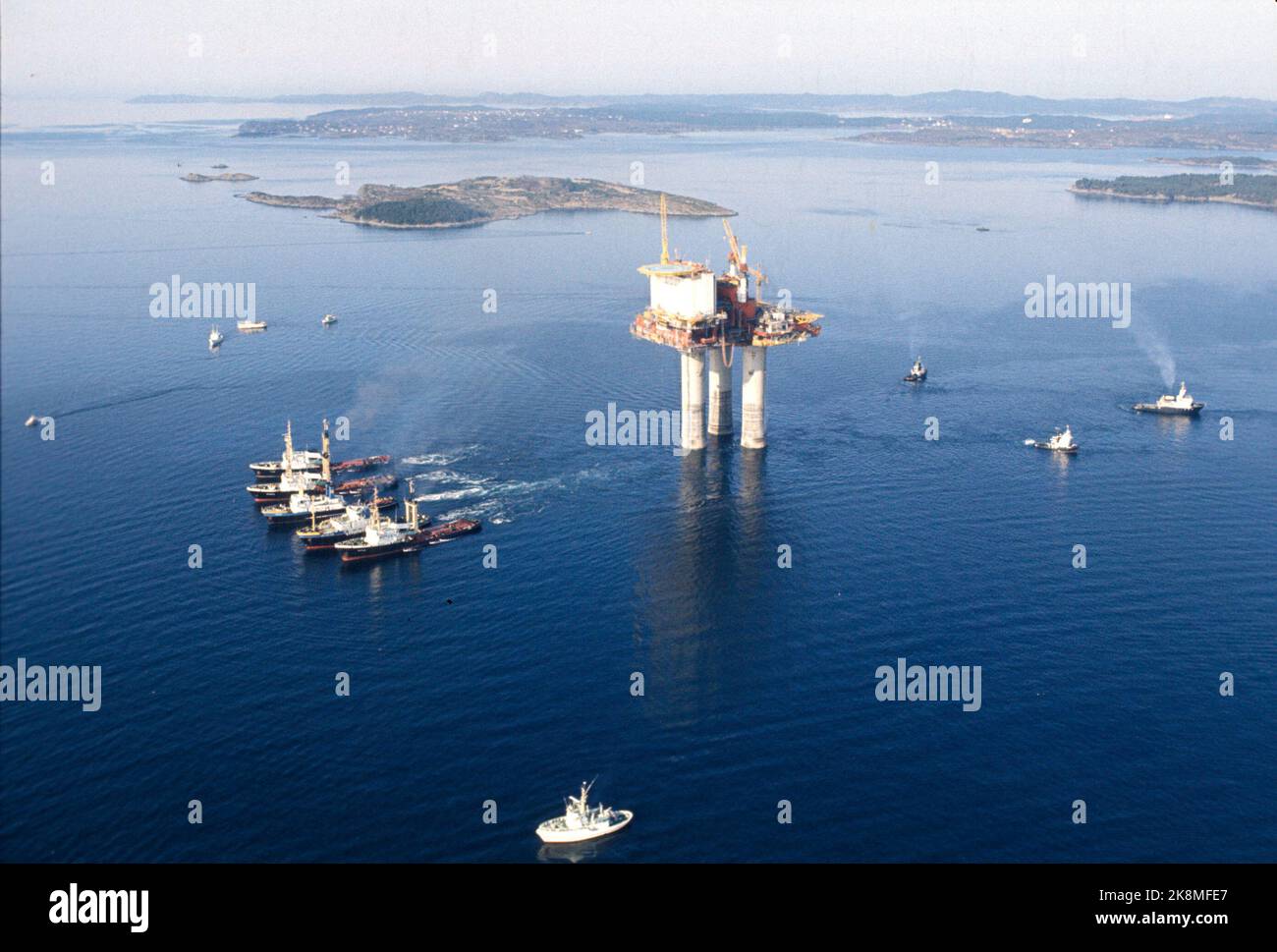 Ntb corr ntb archive overview tug aerial oil platforms hi-res stock ...