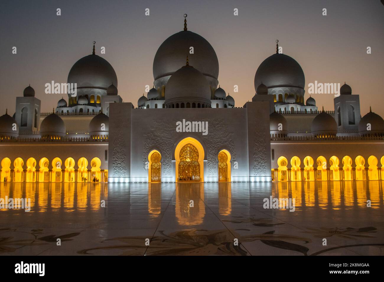 The Sheikh Zayed Grand Mosque at Sunset, Abu Dhabi, United Arab ...