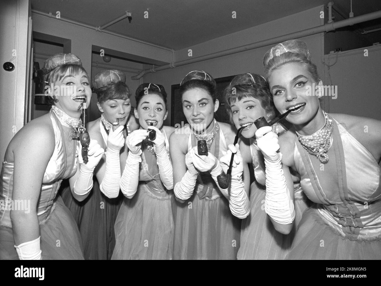 Oslo 19621117. Famous women test pipes specially made for women. This ...
