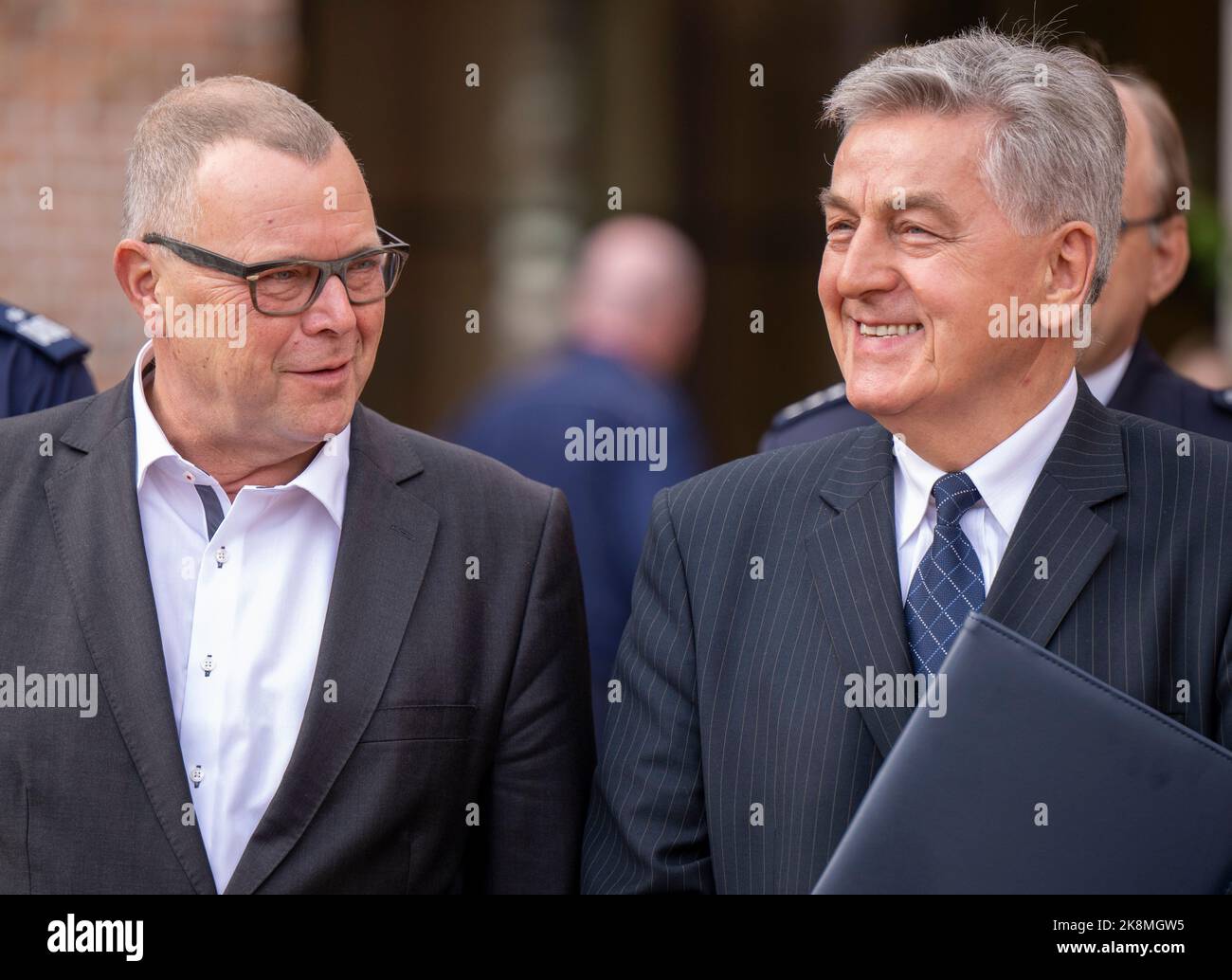24 October 2022, Brandenburg, Guben: Michael Stübgen (l, CDU), Minister ...