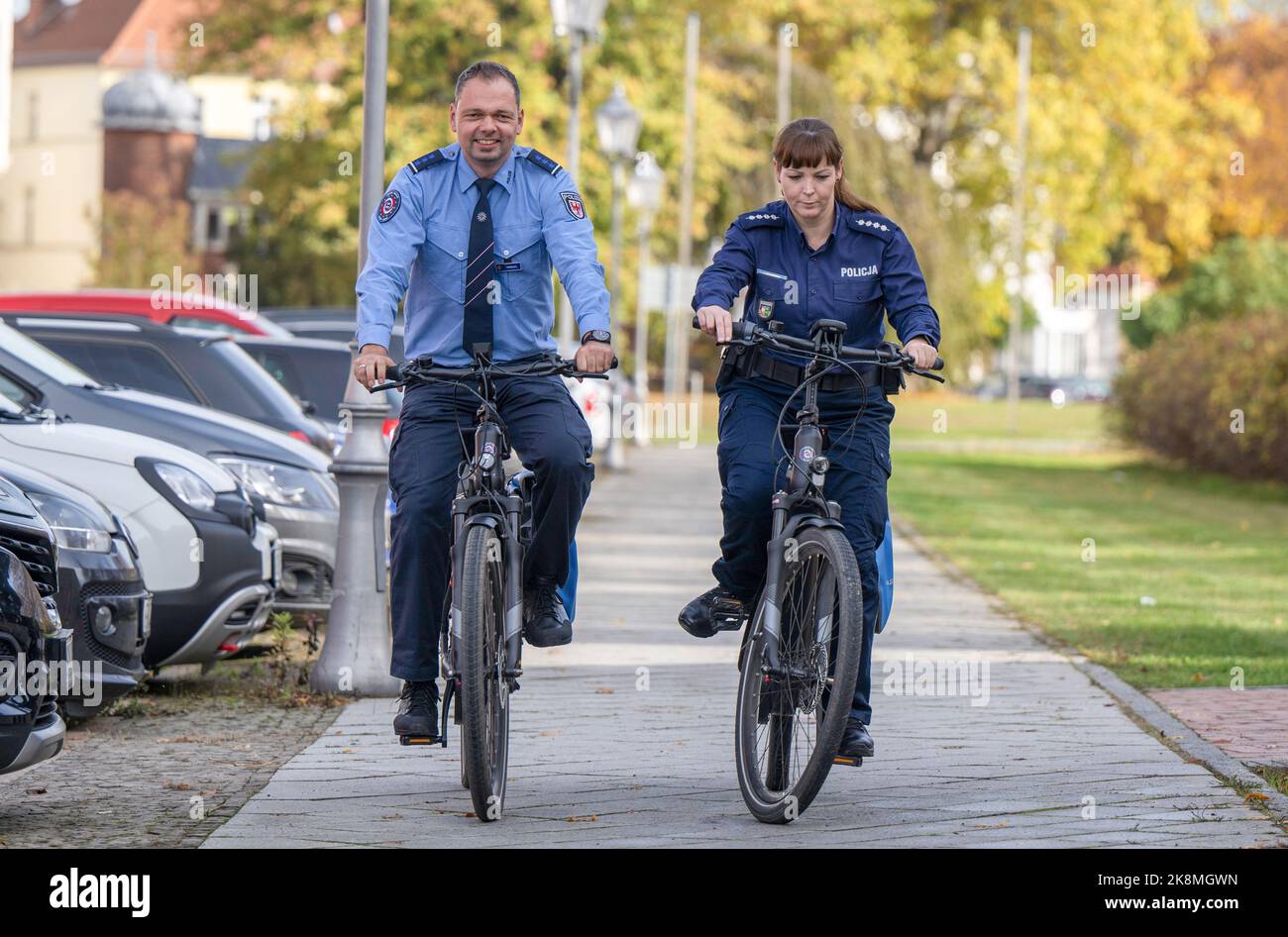 Guben, Germany. 24th Oct, 2022. A German police officer and his Polish ...