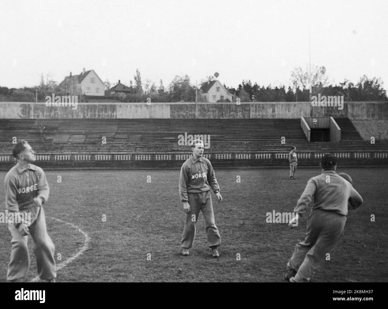 Oslo 19411022 Football training of the "national team" at Ullevål ...