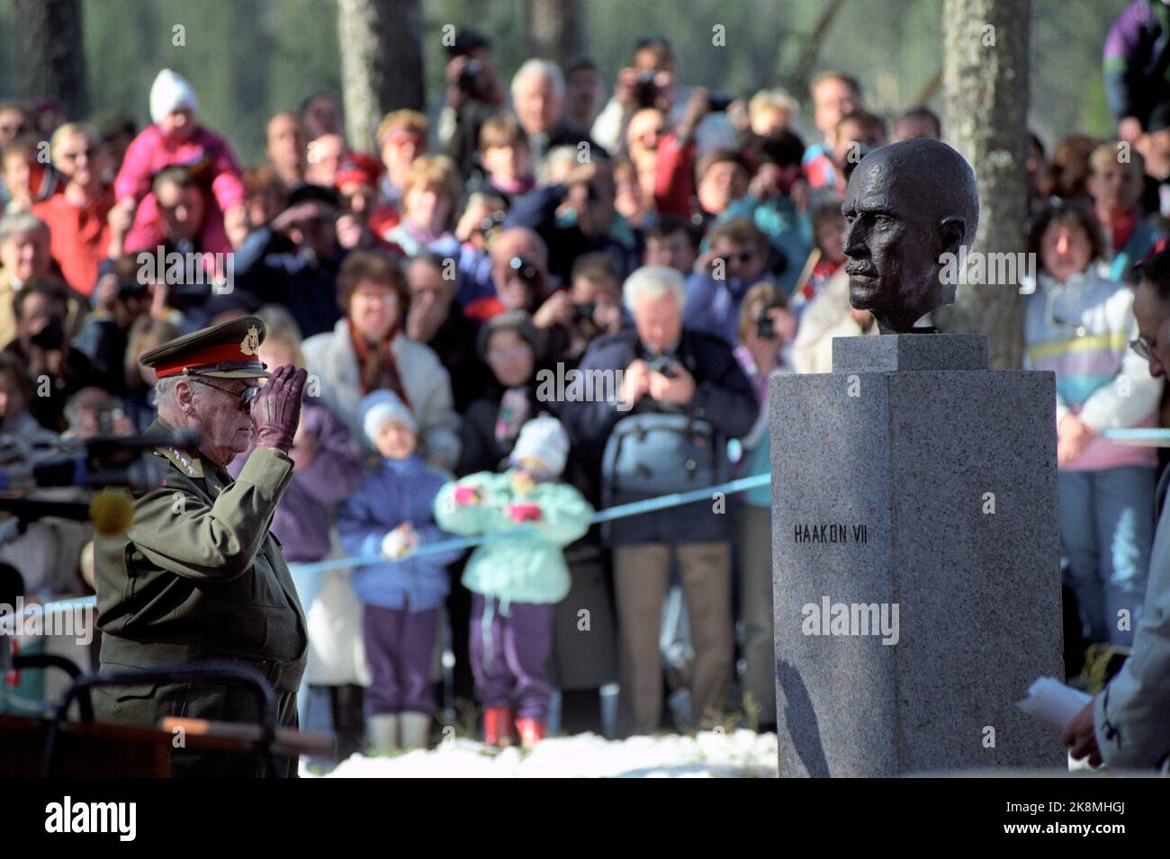 1990 king olav unveils bust of his father king photo hi-res stock ...
