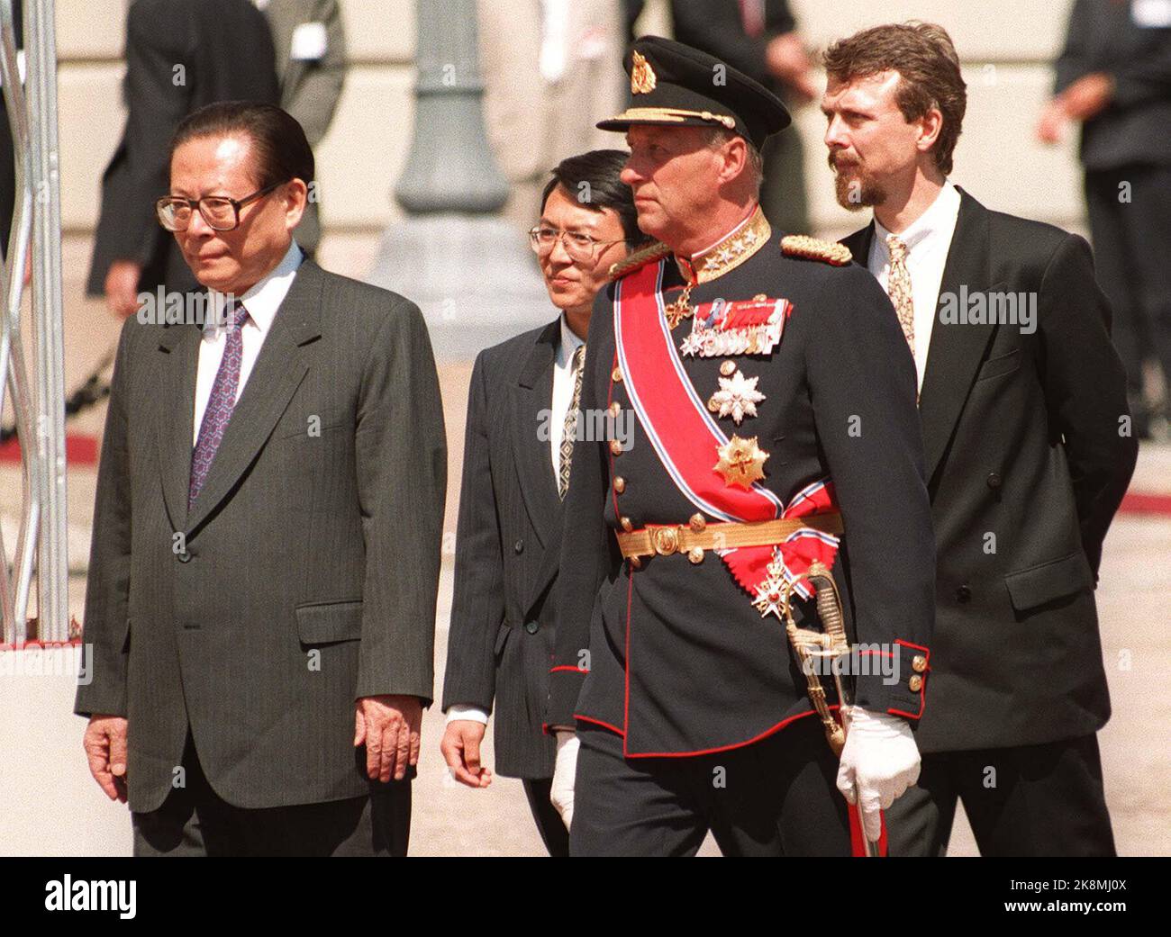 Oslo. King Harald in Uniform and Chinese prime minister Jiang Zemin ...