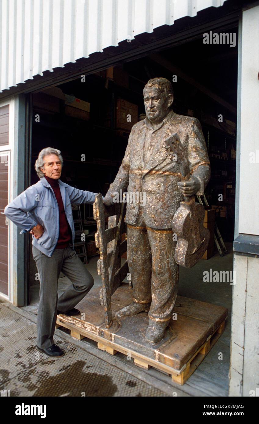 Agnete brown ntb ntb sculptures memorial full figure hi-res stock ...