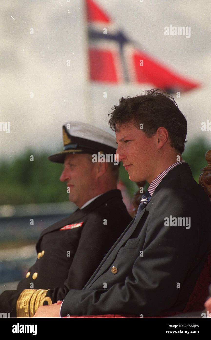 199106: Signing. King Harald and Crown Prince Haakon in profile during ...
