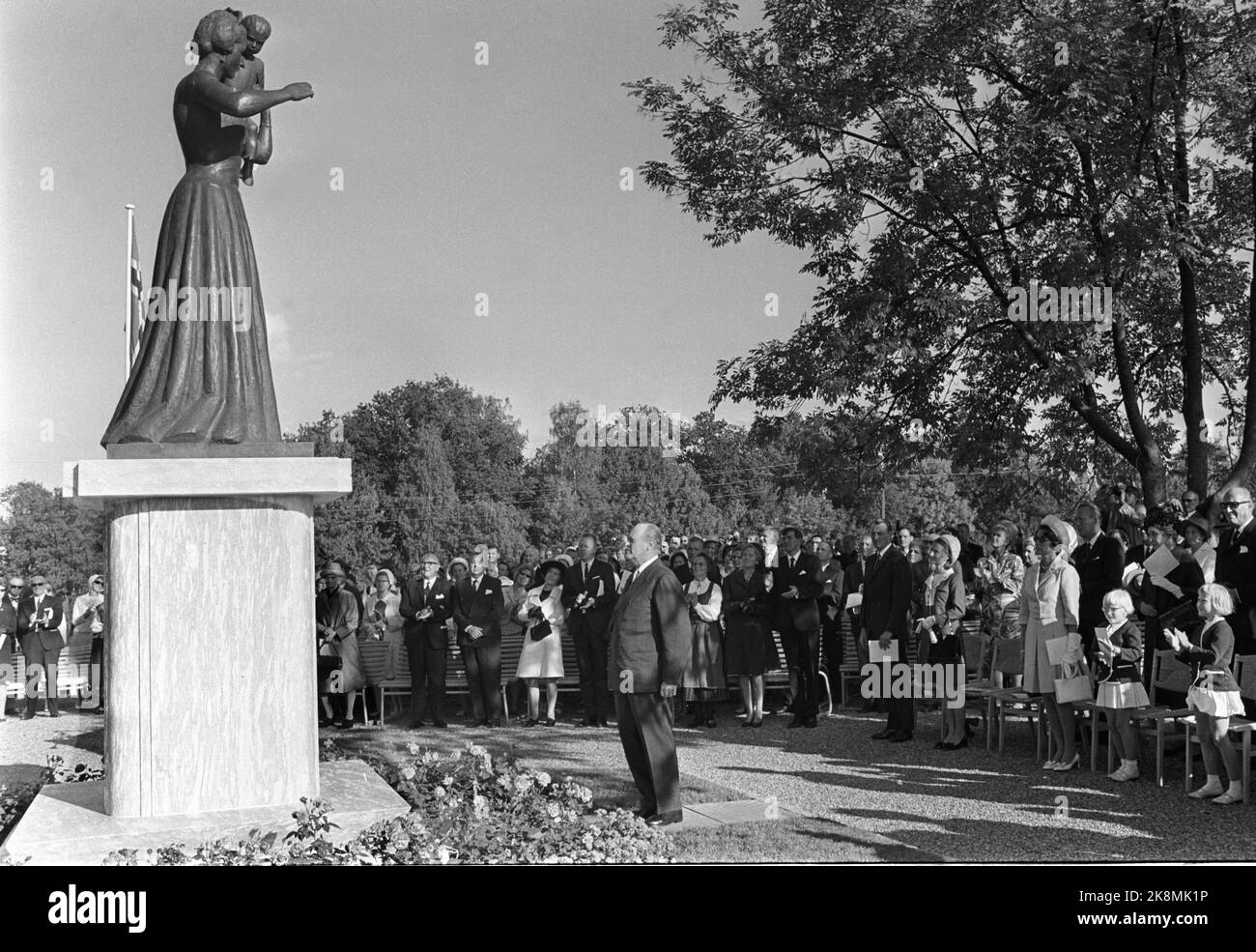 Asker 19690829. King Olav makes the solemn unveiling of the monument to ... Asker 19690829. King Olav makes the solemn unveiling of the monument to ...