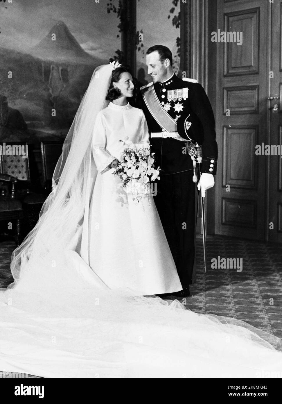 Oslo 19680829: Royal Norwegian Wedding: The newlywed couple, Crown ...