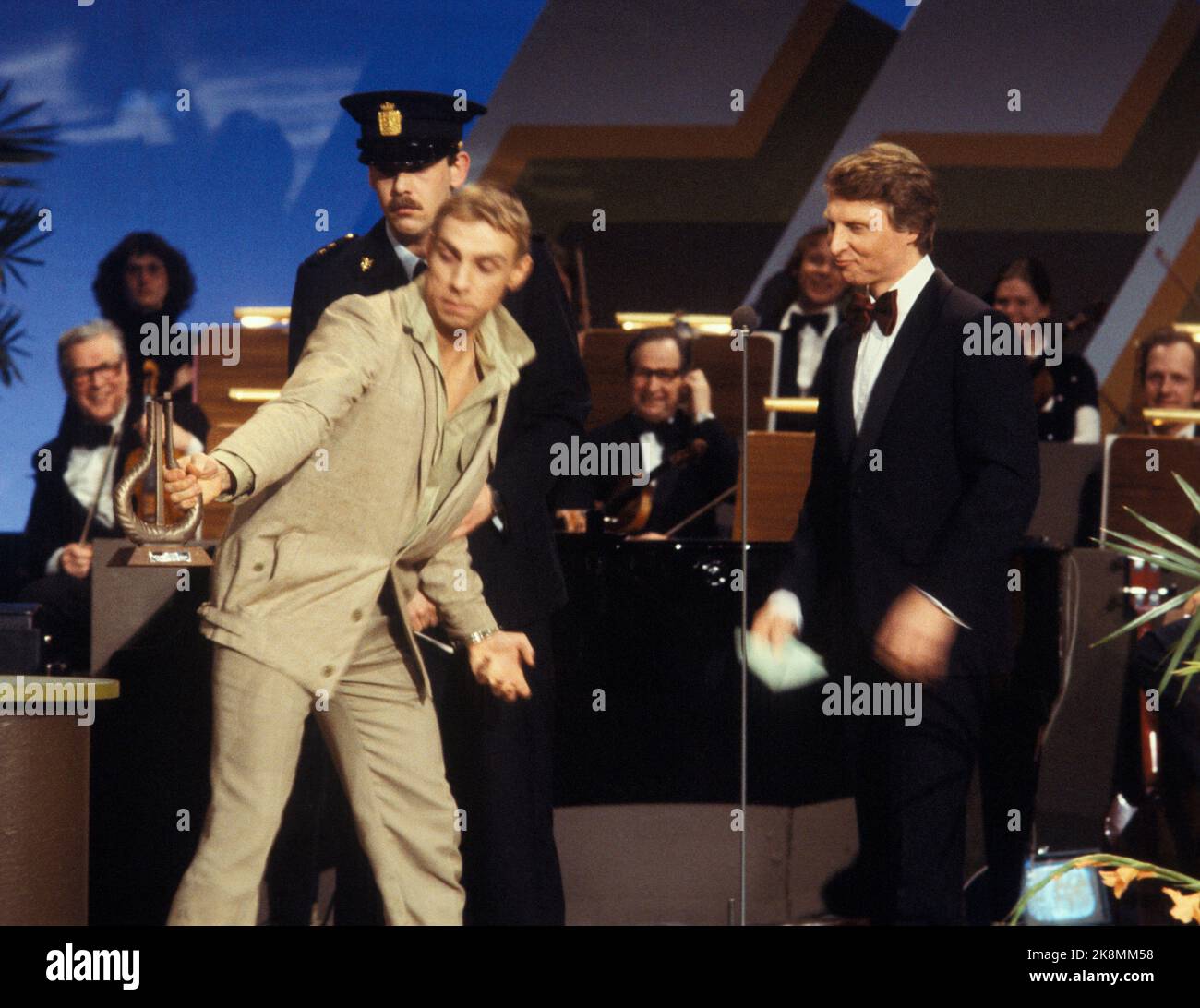 1979 the spellemann prize is awarded by violinist arve tellefsen hi-res ...