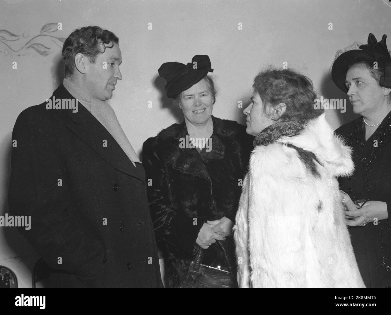 Oslo. 19490117. Jens Olav Walaas Selvaag discusses with housewives on ...