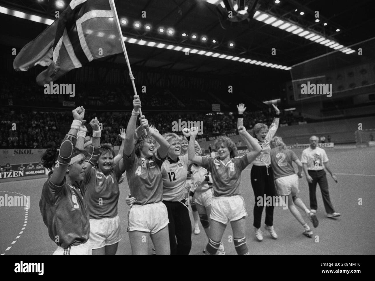 The Netherlands 19861214: The handball girls cheer with the Norwegian ...