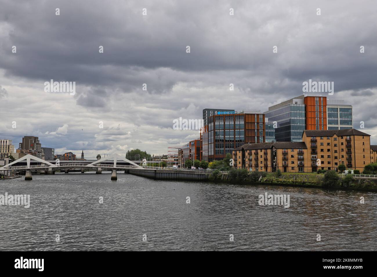 Squiggly Bridge and Barclays Glasgow campus by River Clyde Glasgow Scotland July 2022 Stock ...