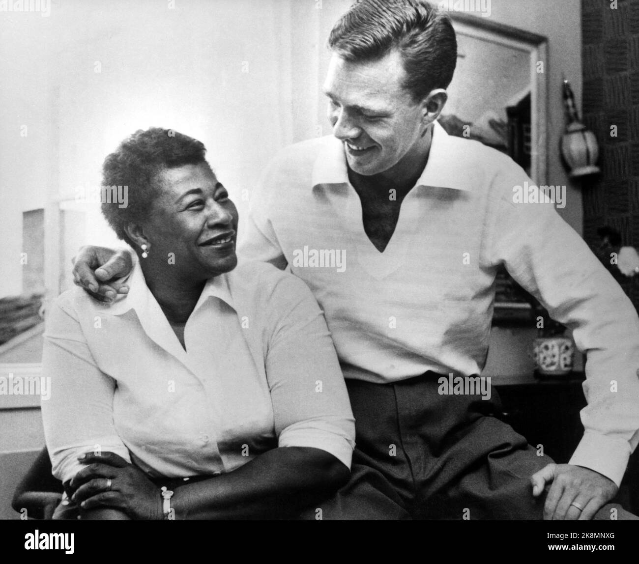 Bærum July 1957. Jazz singer Ella Fitzgerald with Thor Larsen at home ...