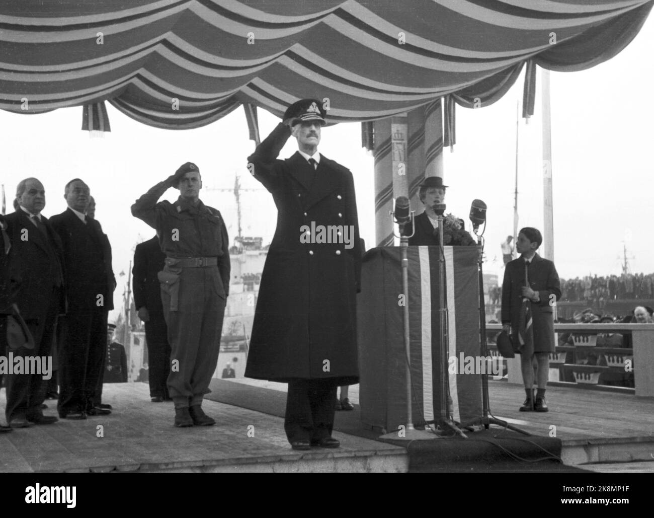Oslo 19450607: Peace Days 1945. A cheering crowd welcomed the royal ...