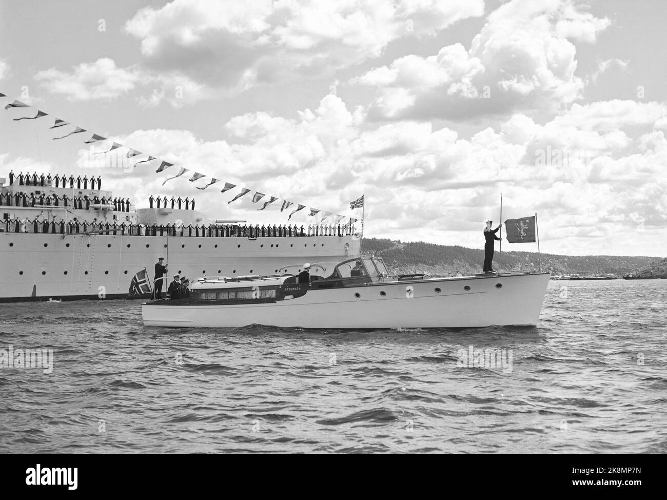 19520616. King Haakon visits the British cruiser S/S "Devonshire" as ...