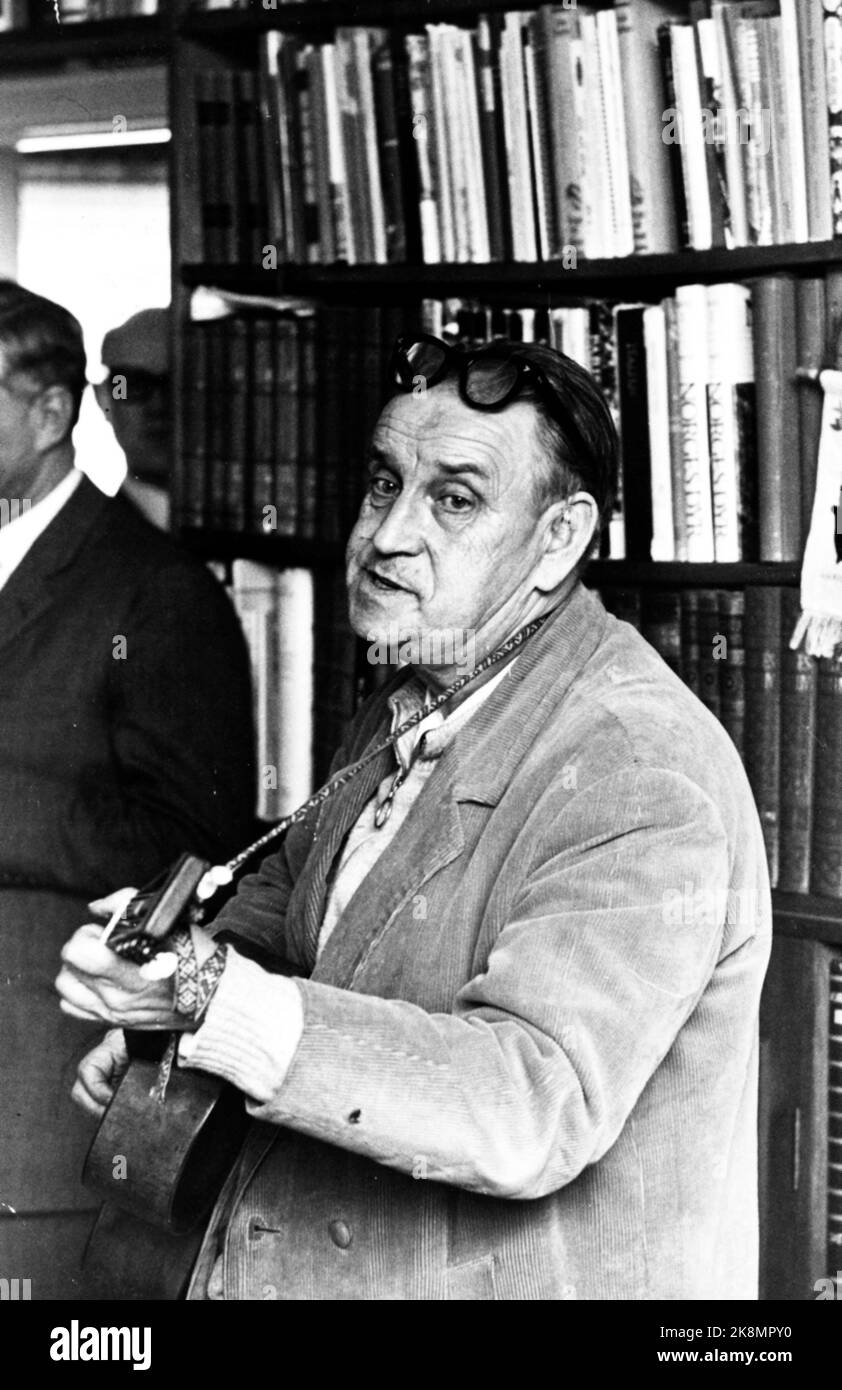 The show singer alf proysen presents a book hi-res stock photography ...