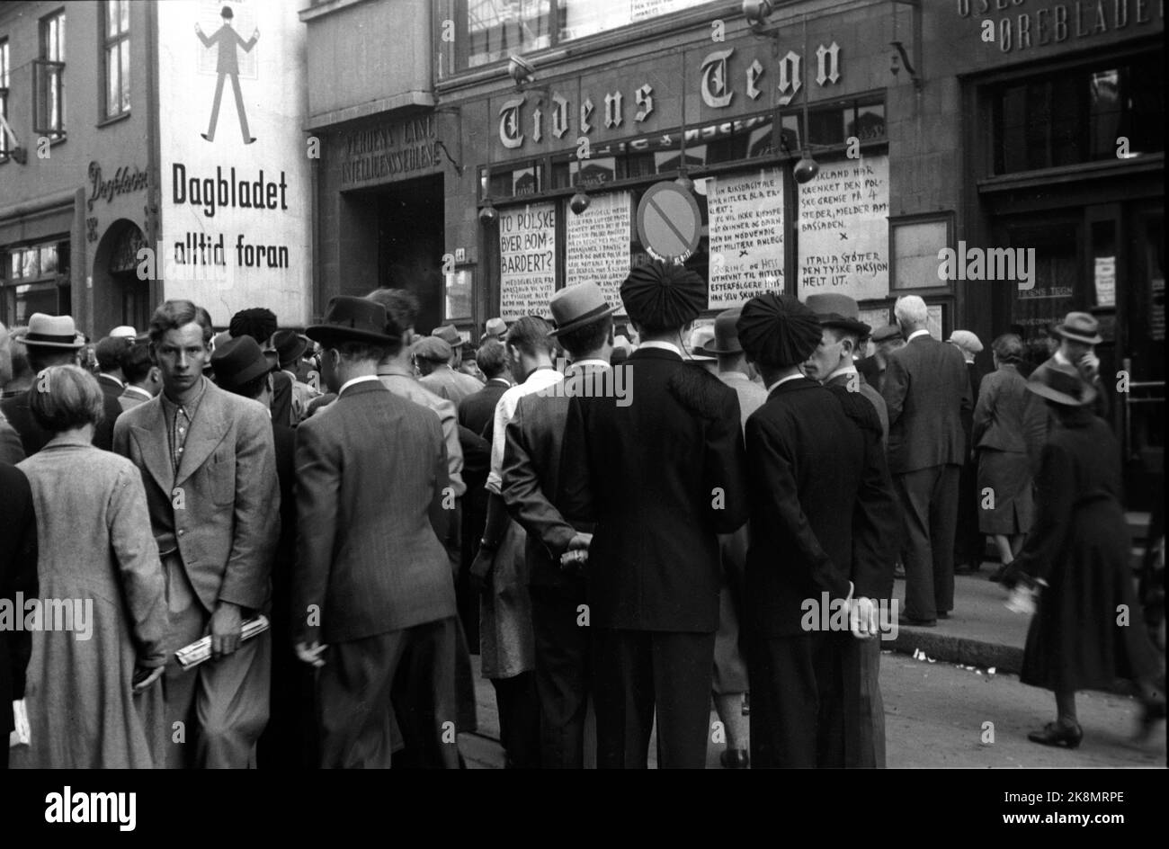 Crowd reading newspapers war hi-res stock photography and images - Alamy