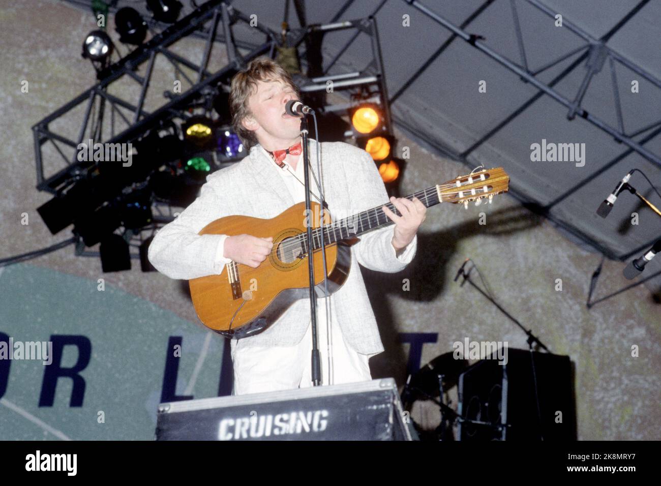 1985 musician and singer jan eggum on stage photo hi-res stock ...