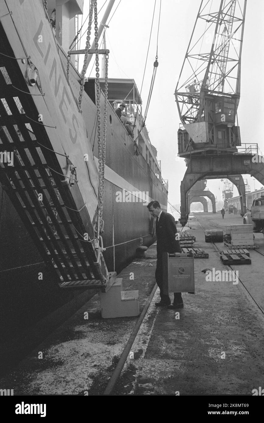 Oslo 16 March 1963. Seamen in Oslo. Welfare arrives at a ship just ...