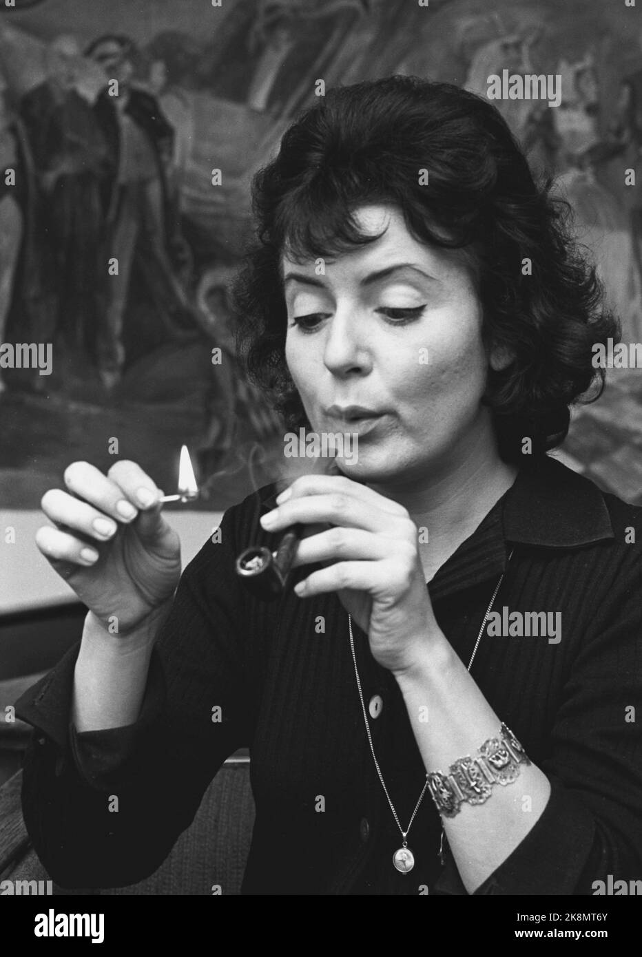 Oslo 19621117. Famous women test pipes specially made for women. This ...