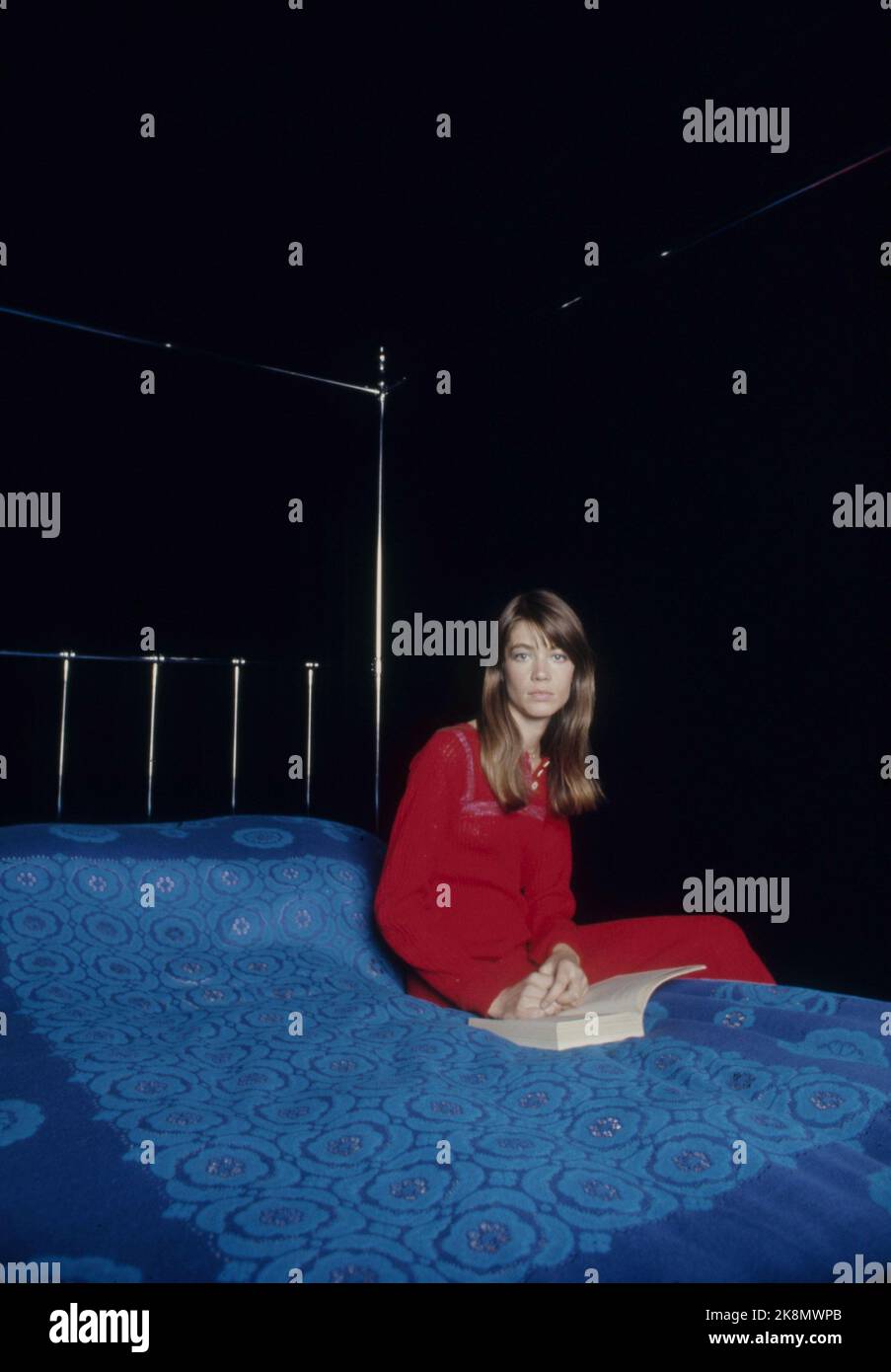 French singer Françoise Hardy posing in her Paris apartment located Île ...