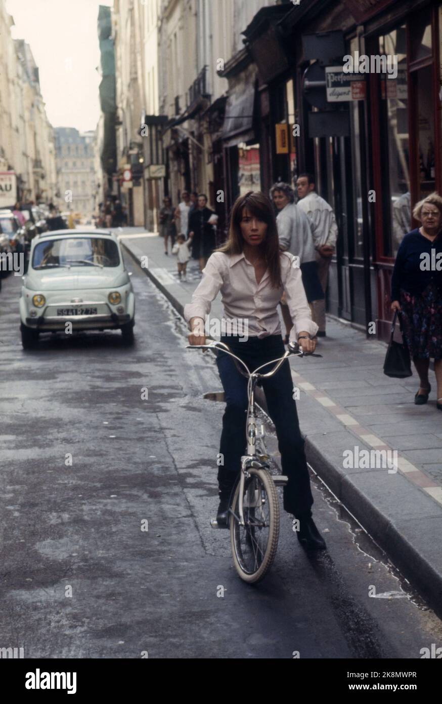 French singer Françoise Hardy walking in a street near the apartment ...