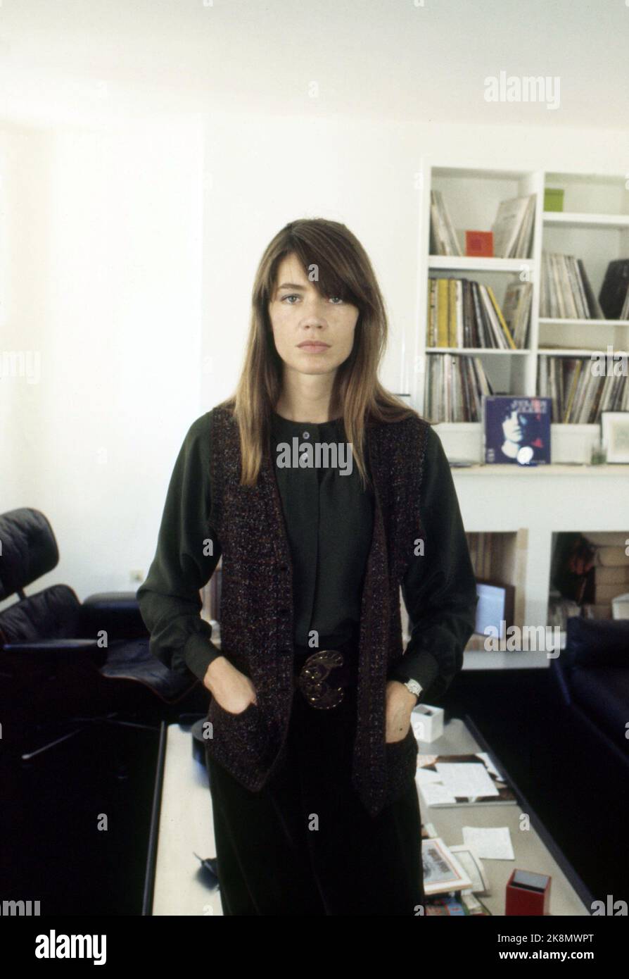 French singer Françoise Hardy posing in her Paris apartment located Île ...