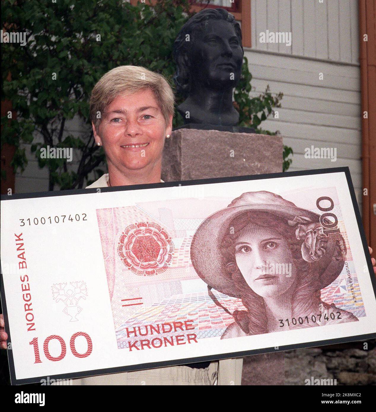 Oslo 19970911 Main treasurer Sylvi Johansen in Norges Bank with the new ...
