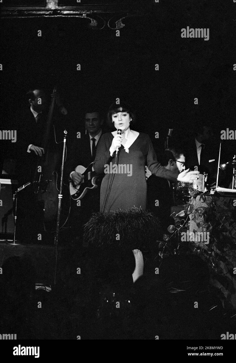 Parisian woman 1960s hi-res stock photography and images - Alamy