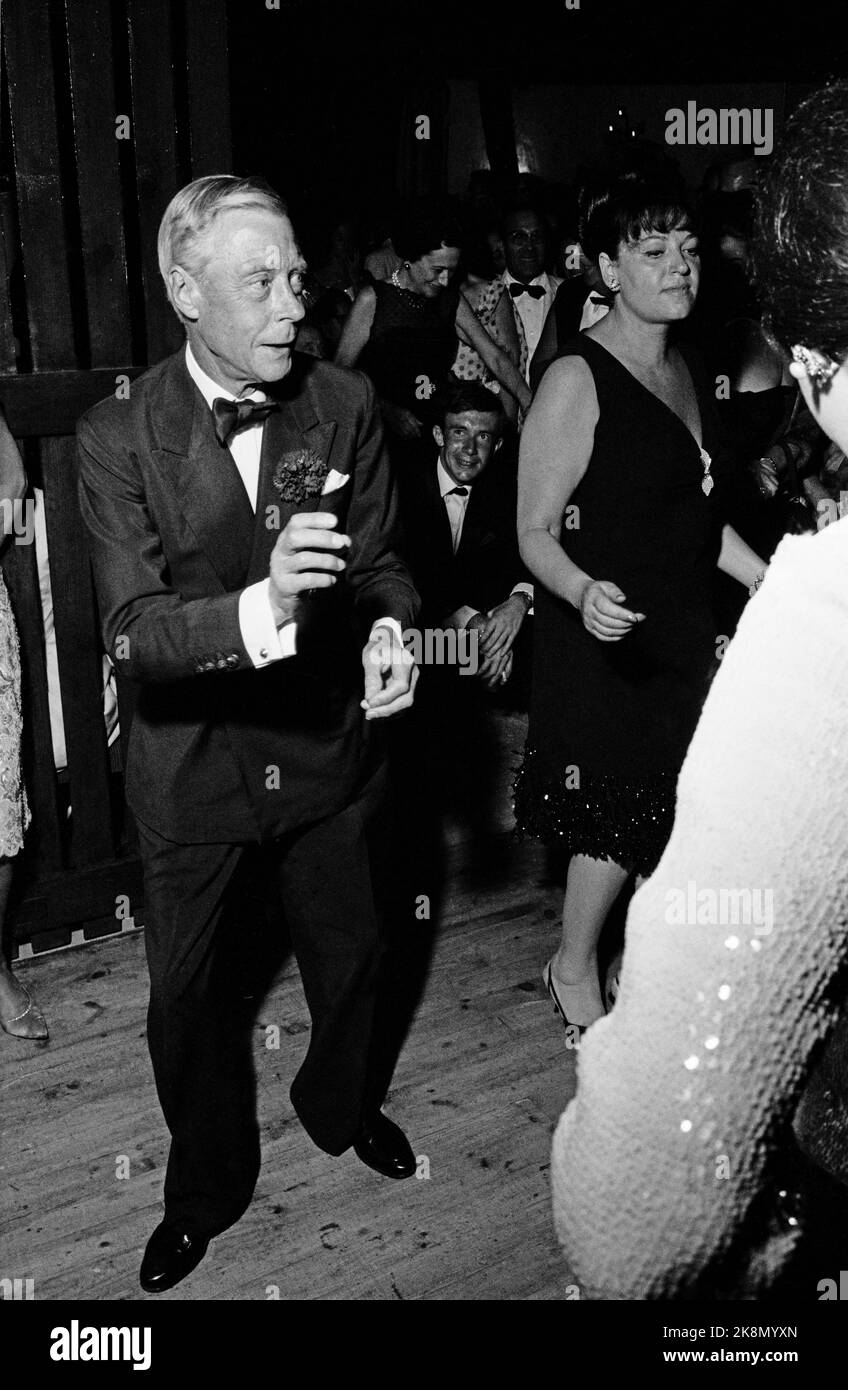 The Duke of Windsor and French singer Régine attending a dinner ...