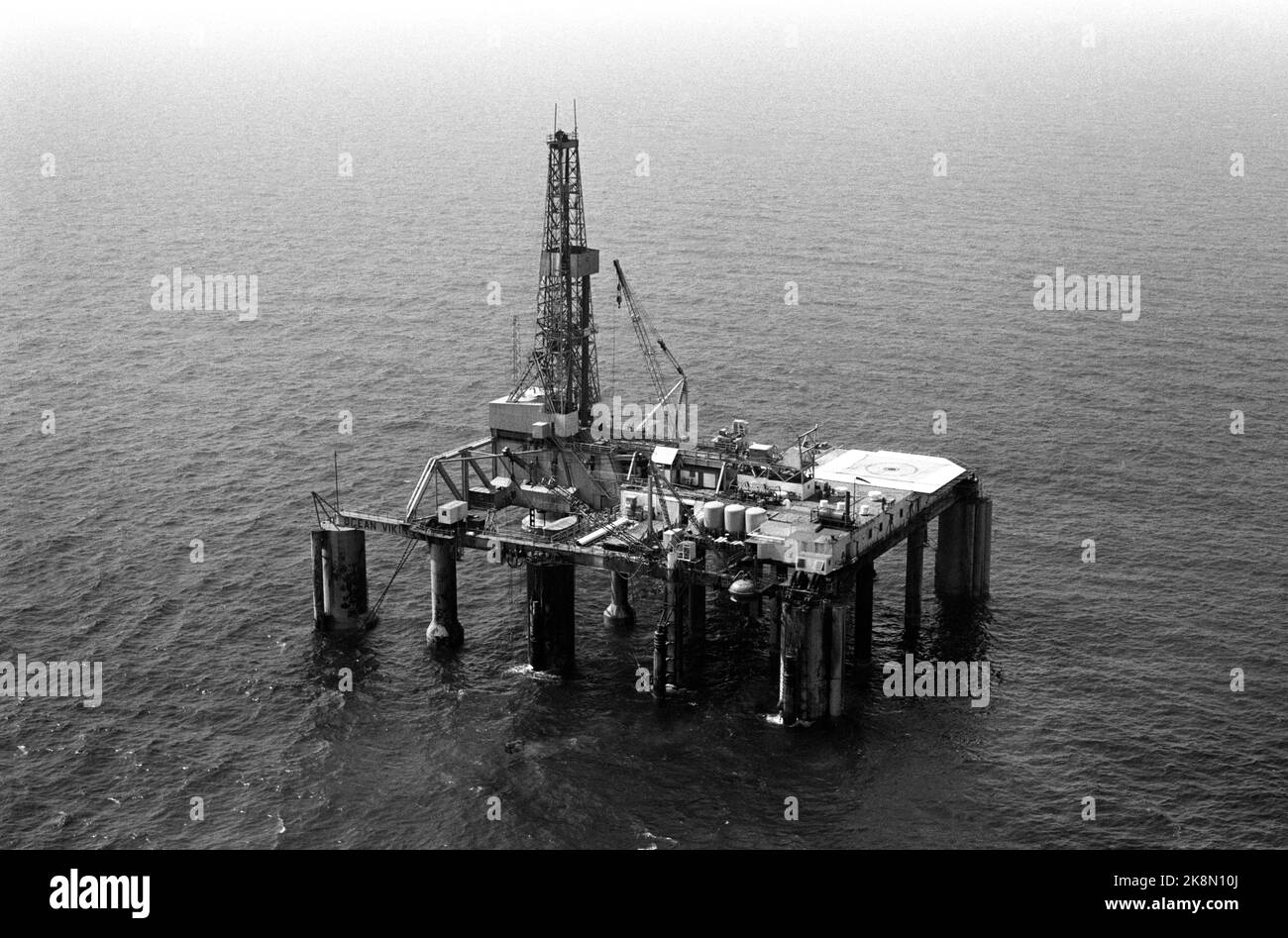 Drilling platform photo Black and White Stock Photos & Images - Alamy