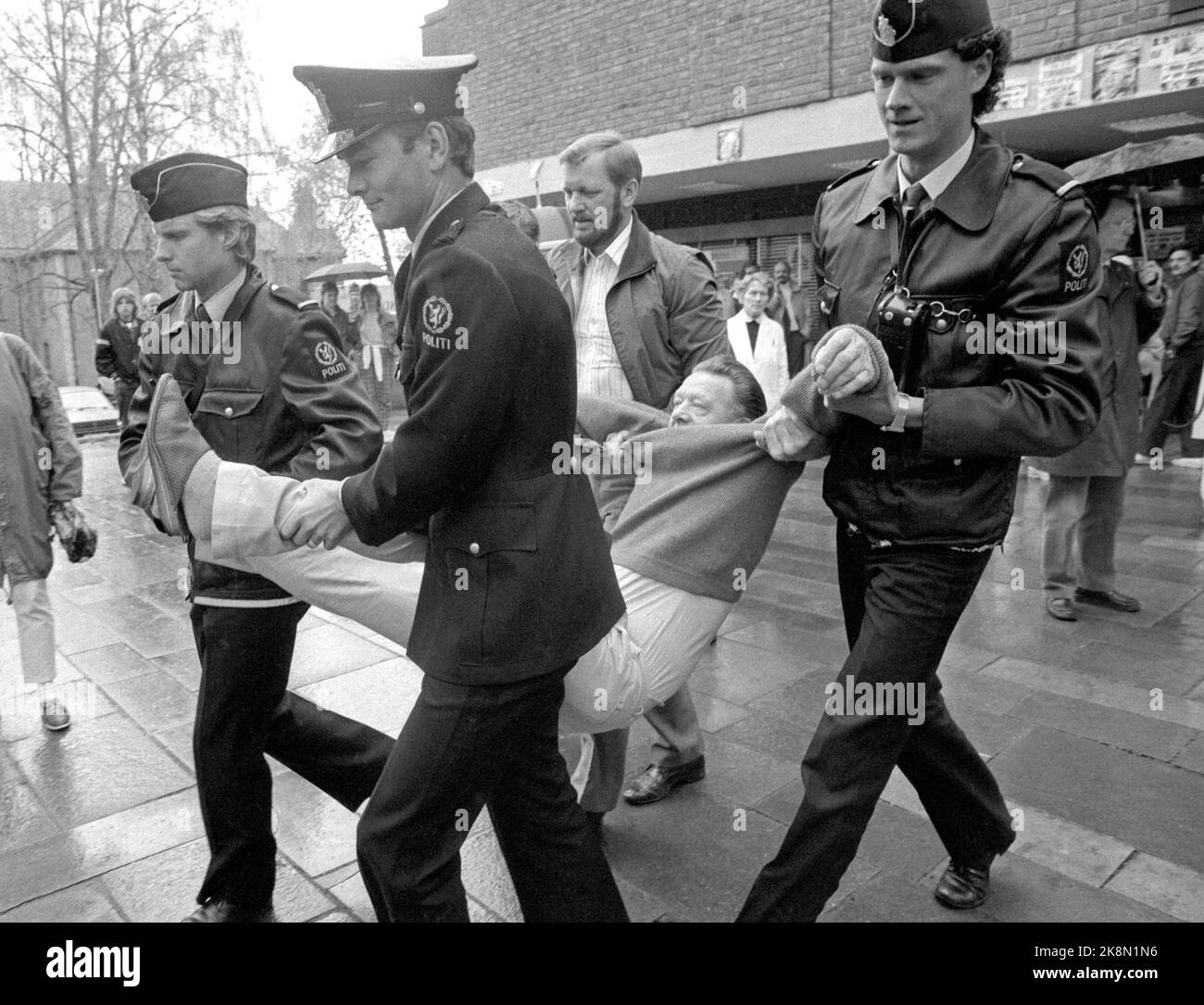 Oslo 19860605: Juklerød is thrown out. Former psychiatric patient ...