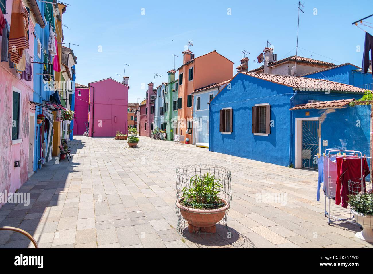 The bright and colourful buildings and houses of Burano in Venice ...