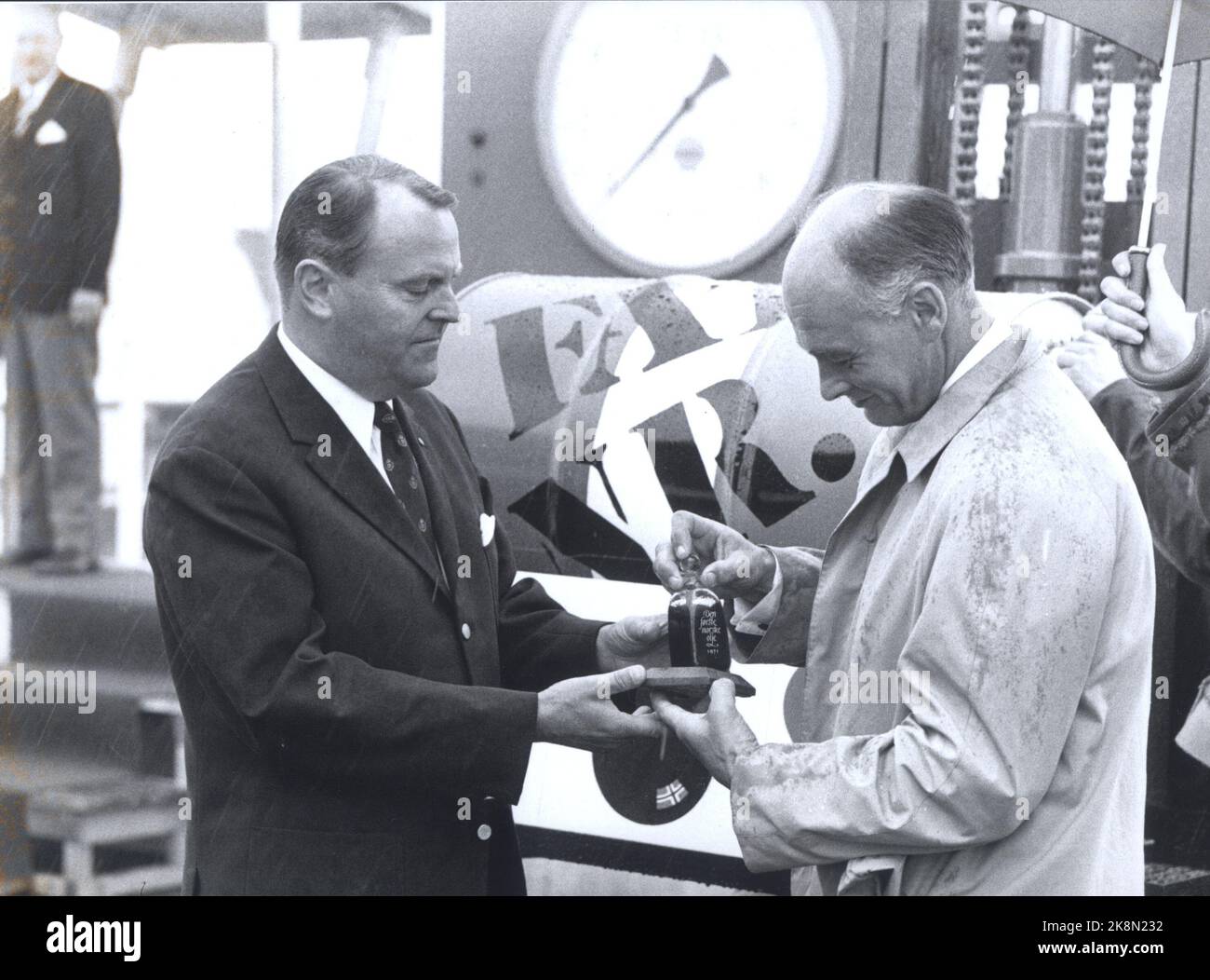 Sola 19710804 The first Norwegian raw oil comes to the Shell refinery ...