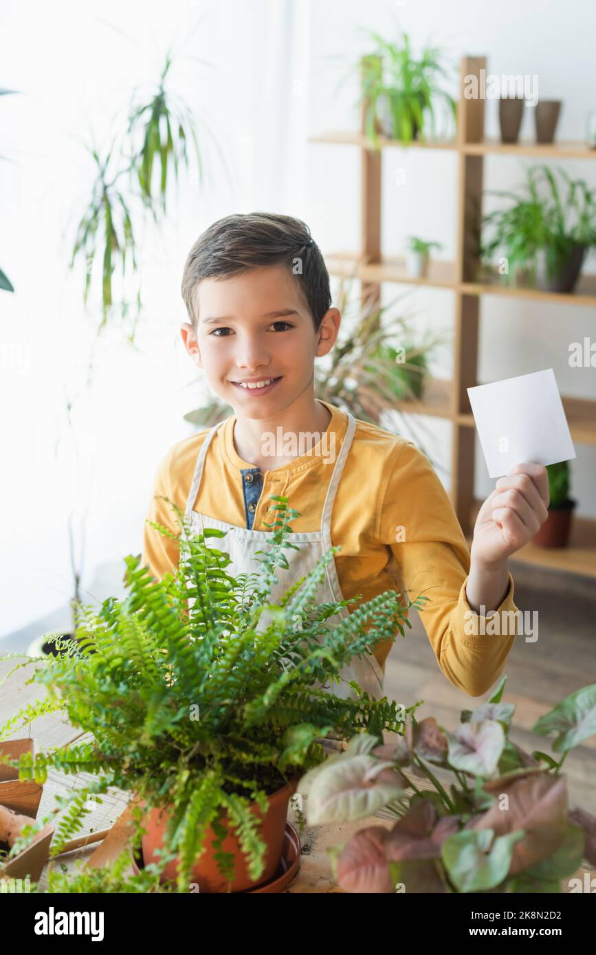 Person holding sticky note hi-res stock photography and images - Alamy