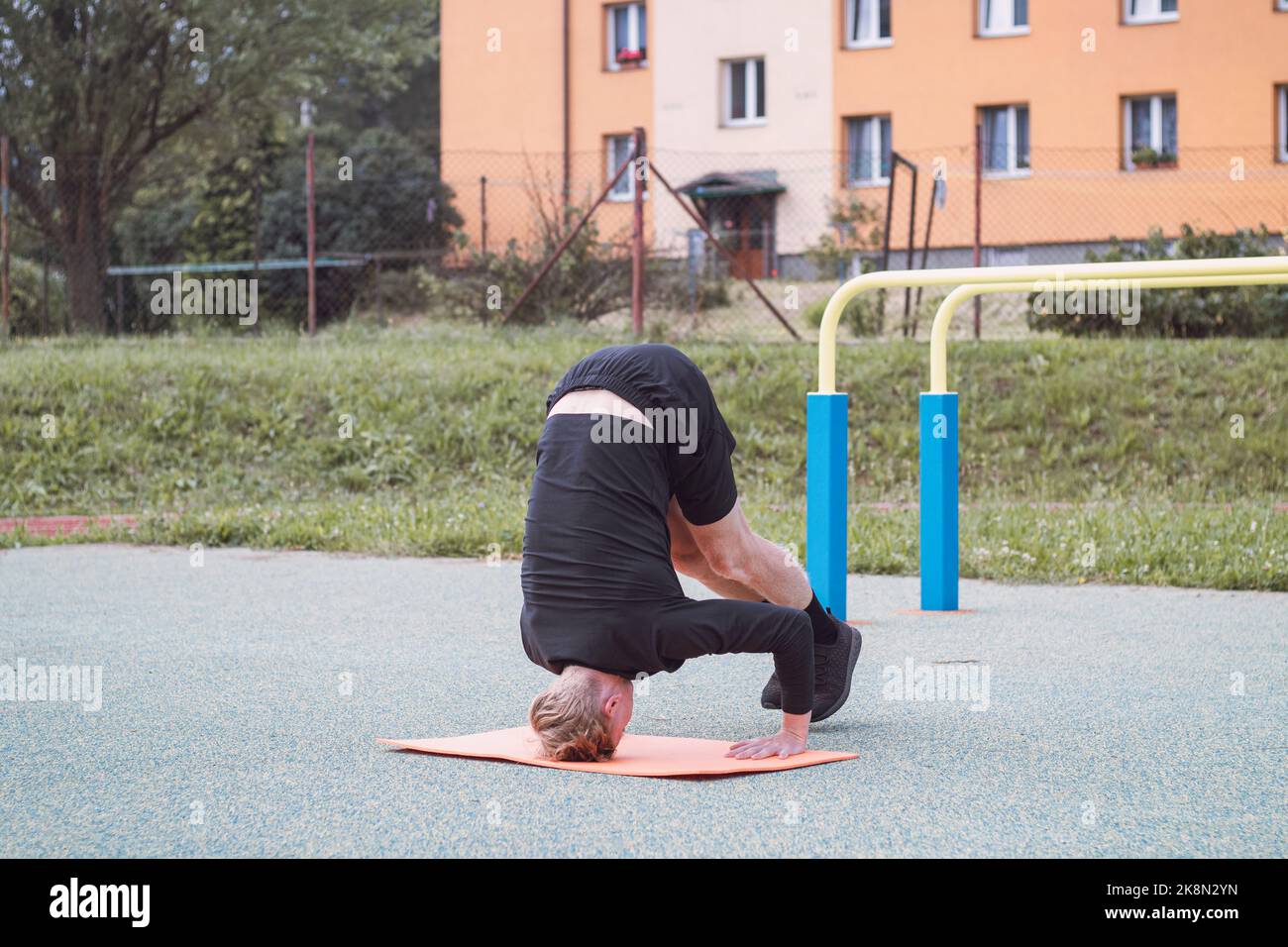 Calisthenics pose hi-res stock photography and images - Alamy