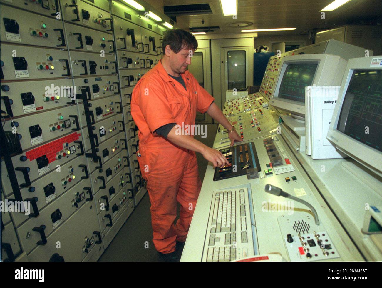 Control room oil rig hi-res stock photography and images - Alamy