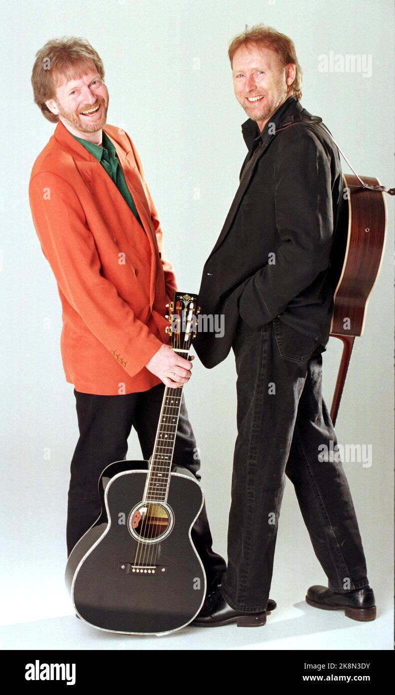 Oslo 19980318 The singers Øystein Sunde (t.v.) and Halvdan Sivertsen ...