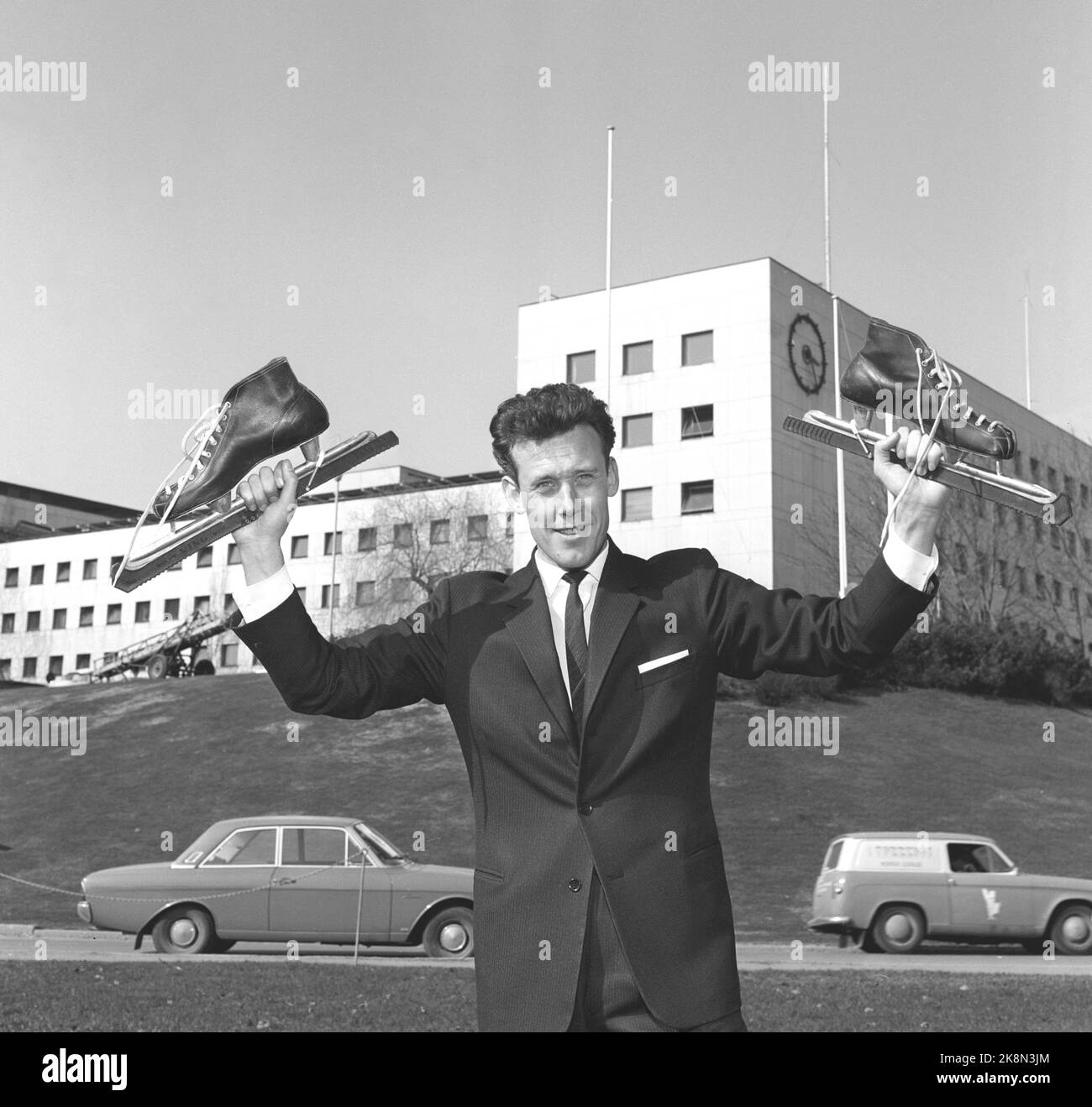 Oslo 19660521. Knut Bjørnsen puts up as a sports reporter and throws ...