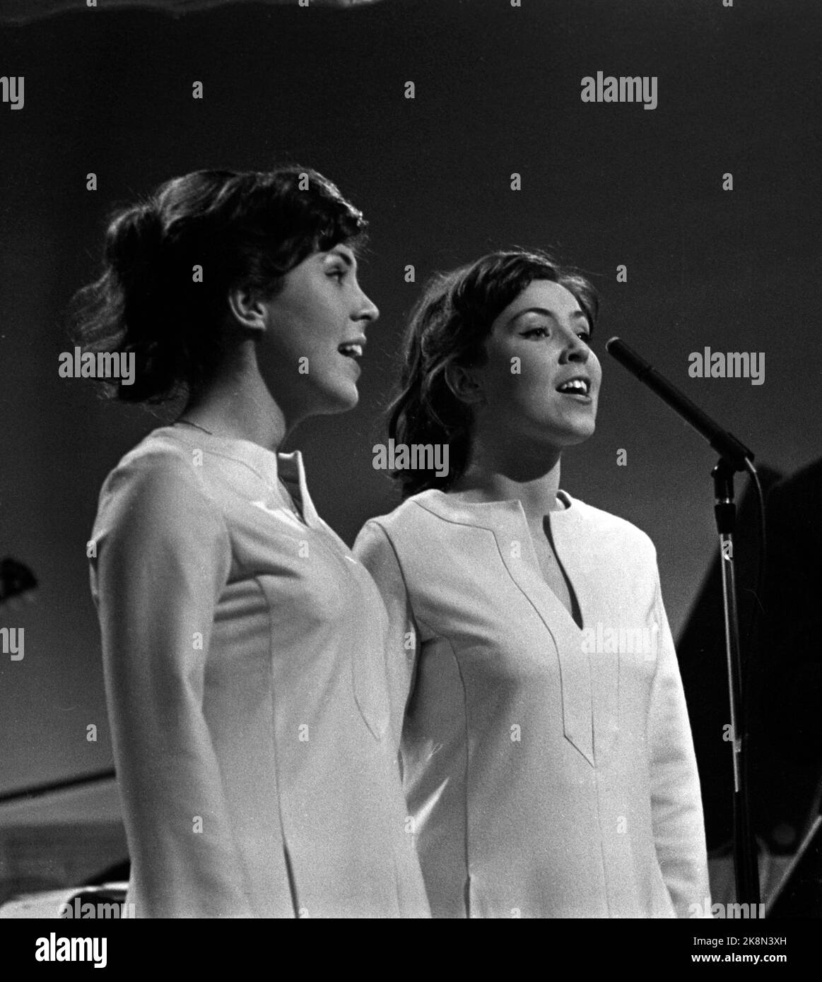 Oslo 19670225 Melody Grand Prix in NRK. The twins Randi Eriksen and ...