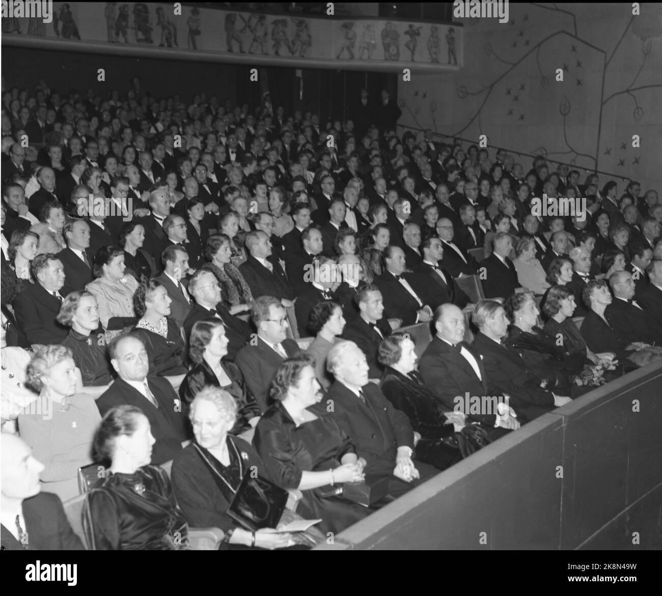 Ntb ntb spectators the norwegian royal house theatre interior hi-res ...