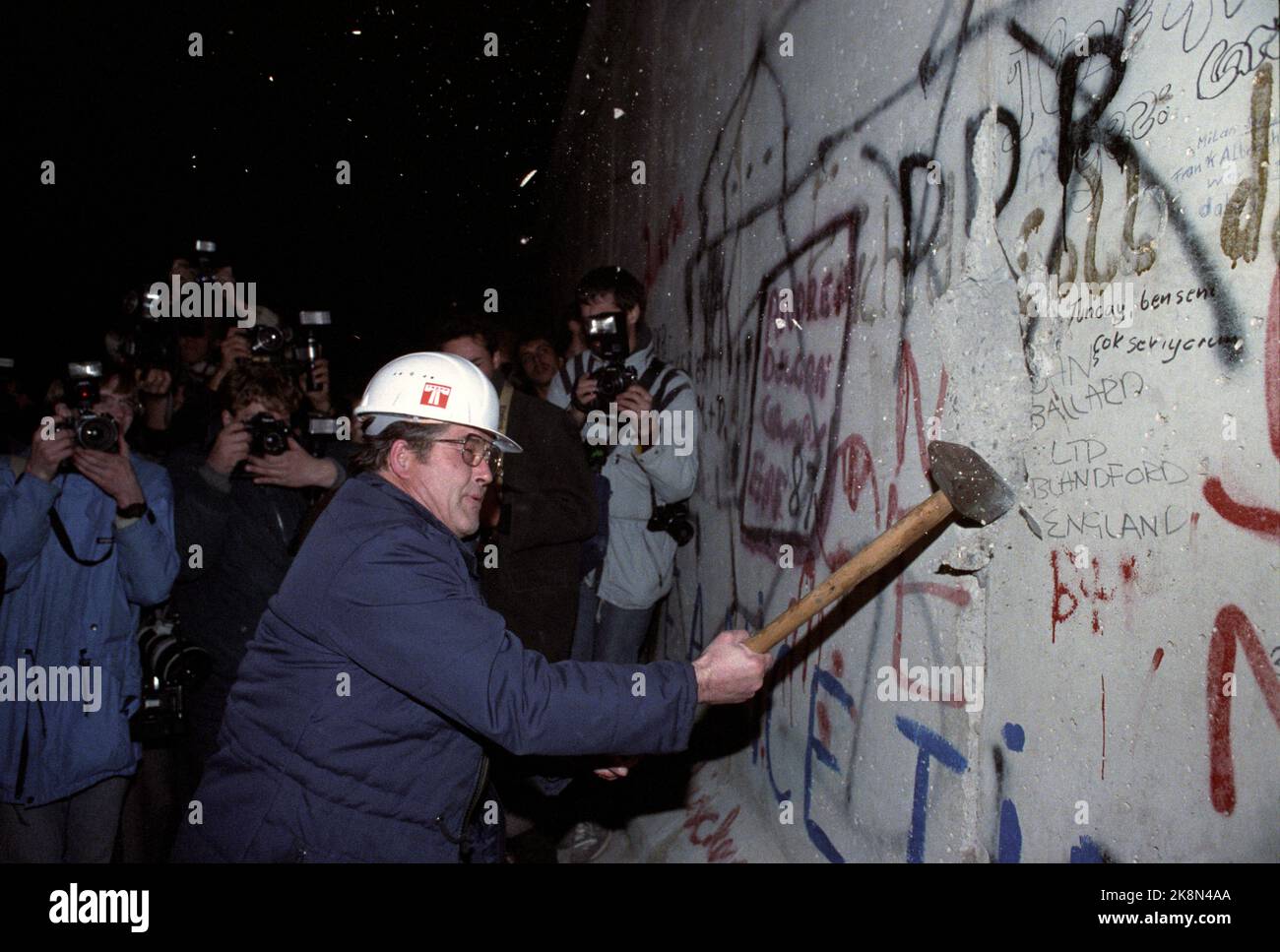 Berlin, Germany 19891111 Fall of the Berlin Wall: East Germany: The ...
