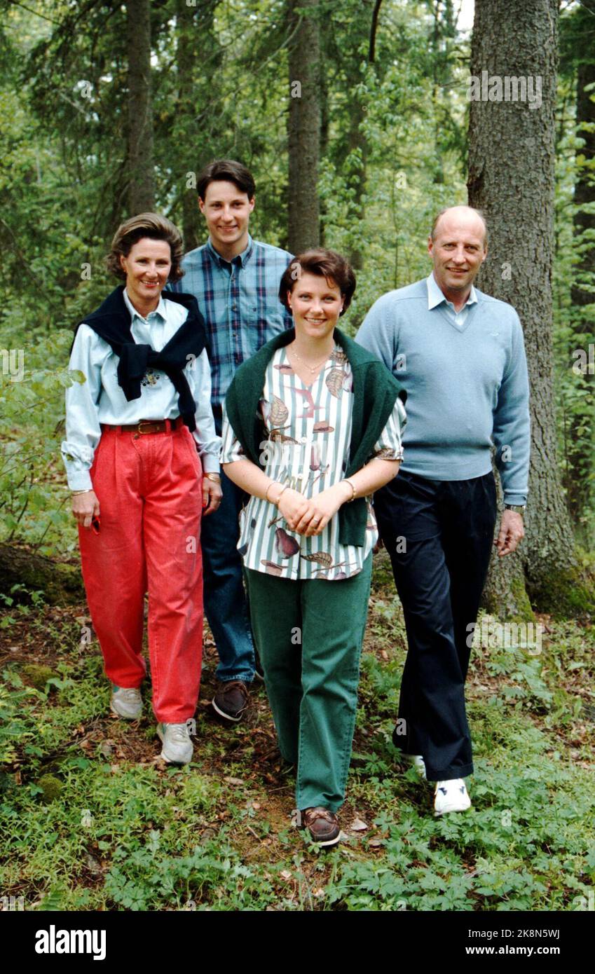 The royal family having walk in the norwegian woods pic hi-res stock ...