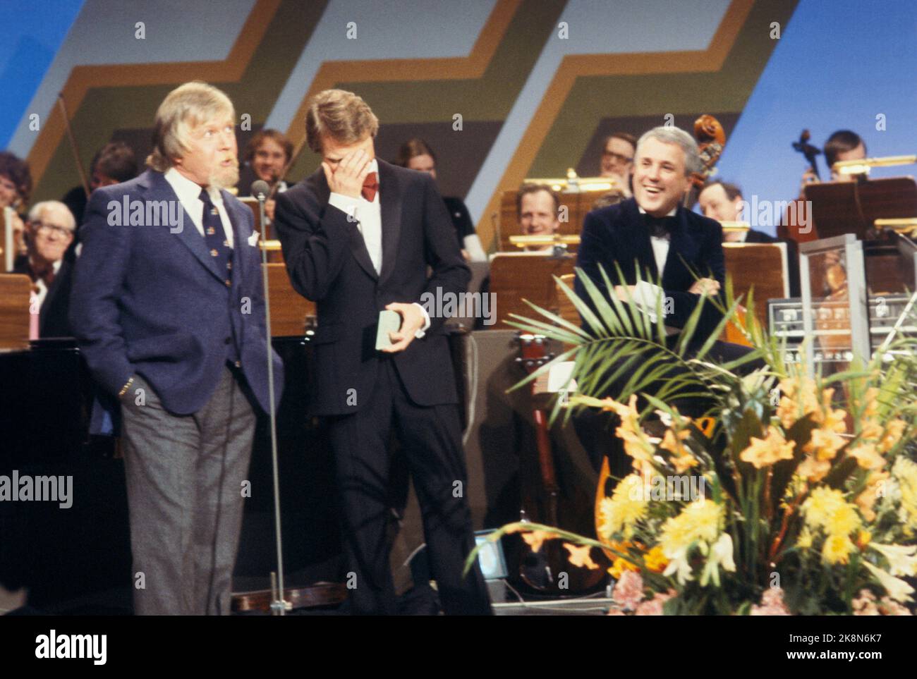 1979 the spellemann prize is awarded by violinist arve tellefsen hi-res ...