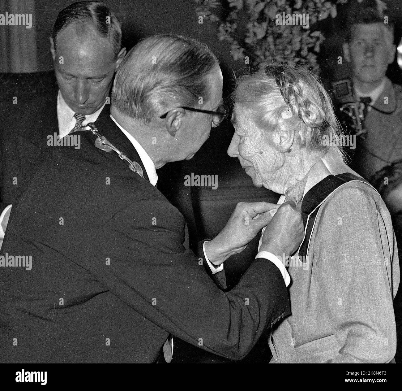 Oslo 19560515 Anna Sethne receives the St. Hallvard medal in the town ...
